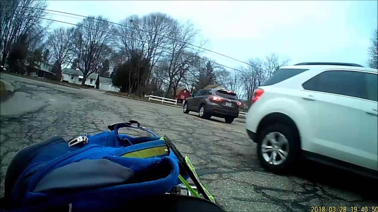 Safe vs unsafe pass of a bicyclist - YouTube