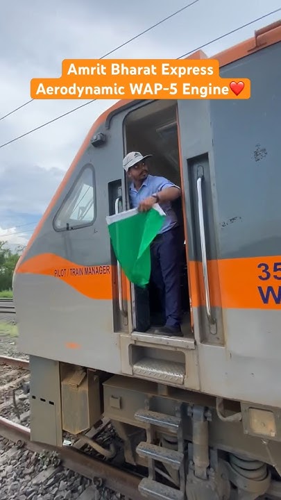 Amrit Bharat Express Aerodynamic WAP-5 Engine leaving Dankuni Jn. - YouTube