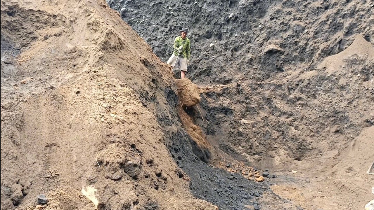 You have to take the trouble to dig into the cliffs to get black sand ...