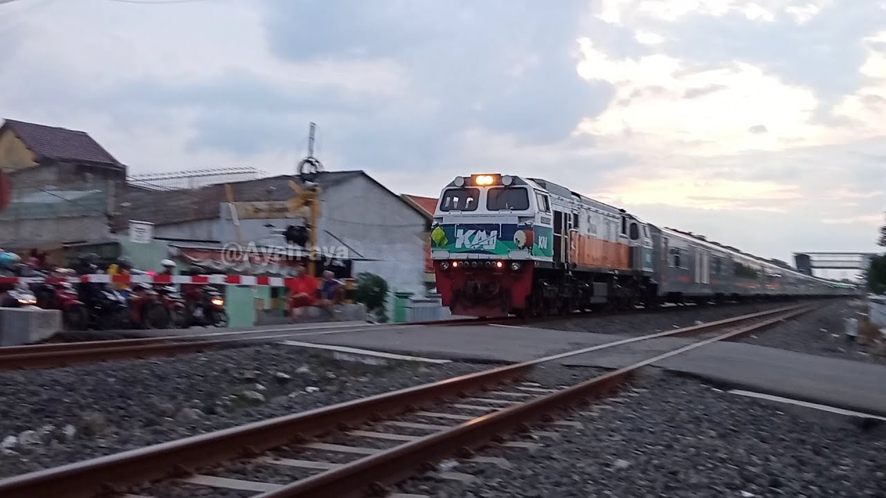 Kereta Api Kertajaya 10 Rangkaian !! Oktober 2022 - YouTube
