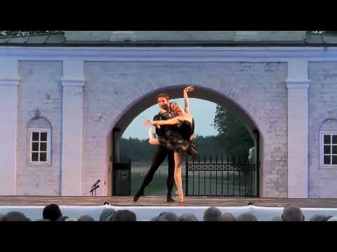 Cojocaru and Kobborg - swanlake in the rain