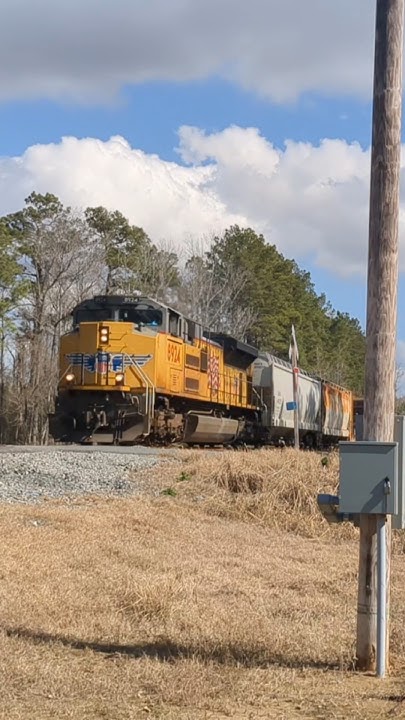 UP #8924 leads a fast WB Manifest - YouTube