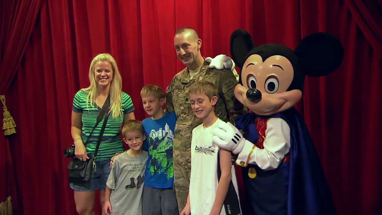 Veja como Mickey Mouse ajudou soldado a encantar seus filhos - YouTube
