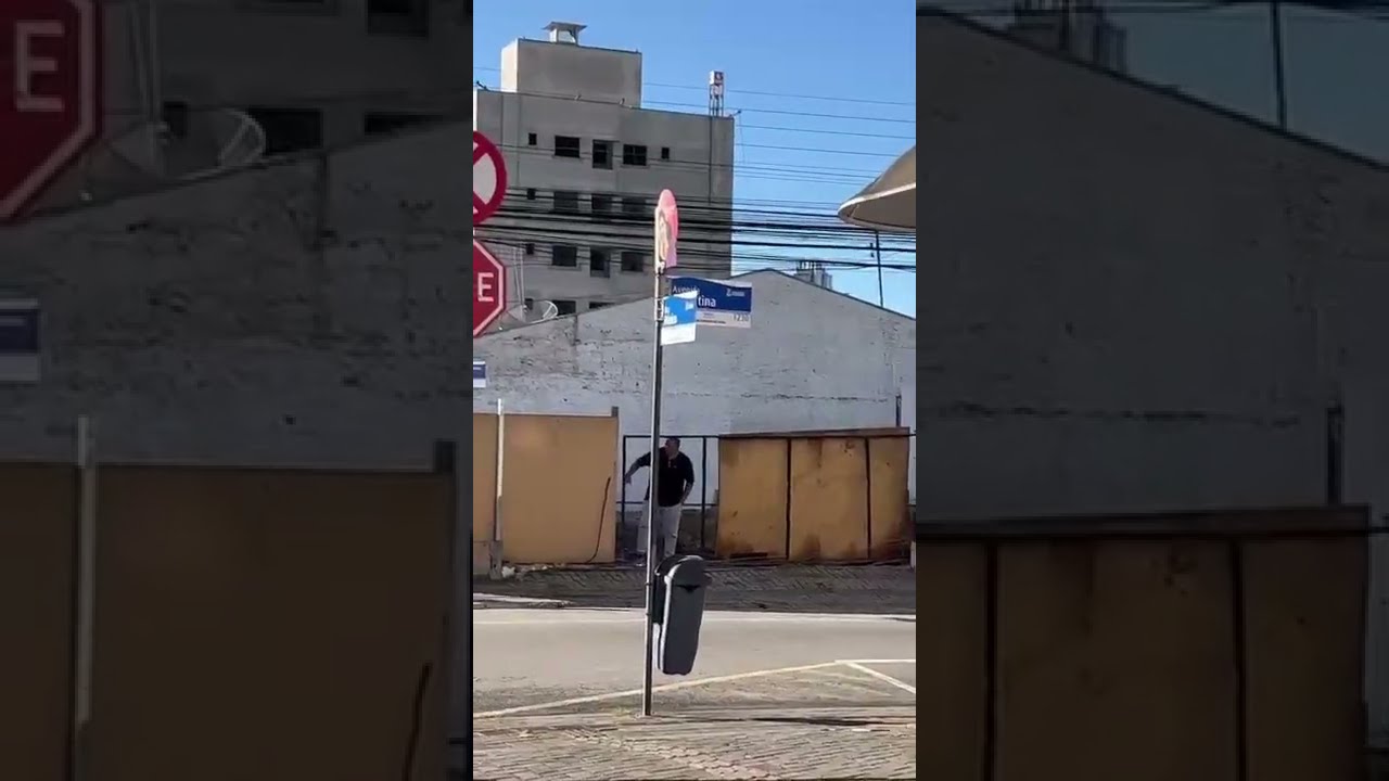 Moradores flagram mulher defecando na portaria de prédio - YouTube