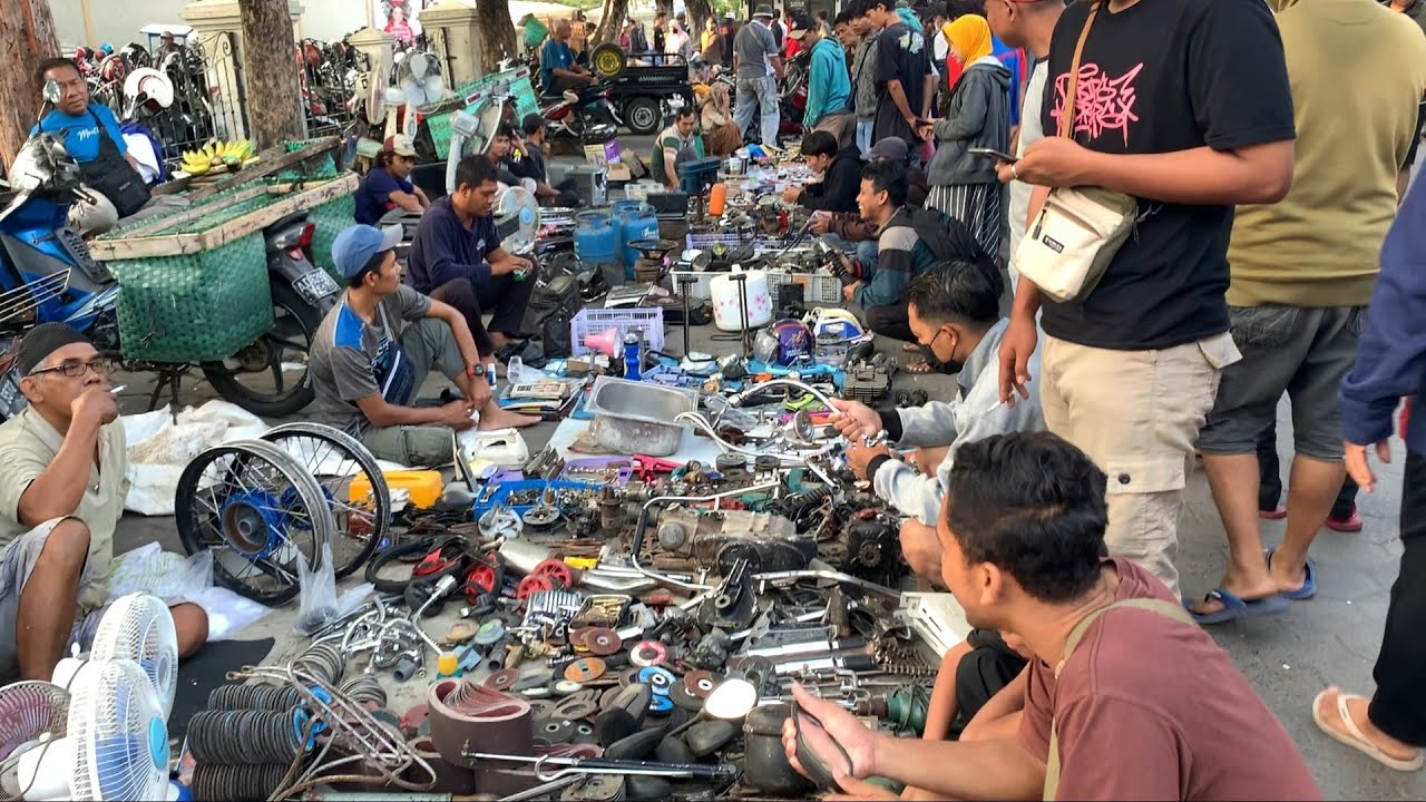 pasar klitikan Notoharjo Solo di hari Minggu - YouTube