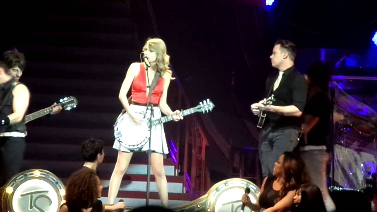 11/02/2014 - Taylor Swift: The Red Tour {Mean} - YouTube