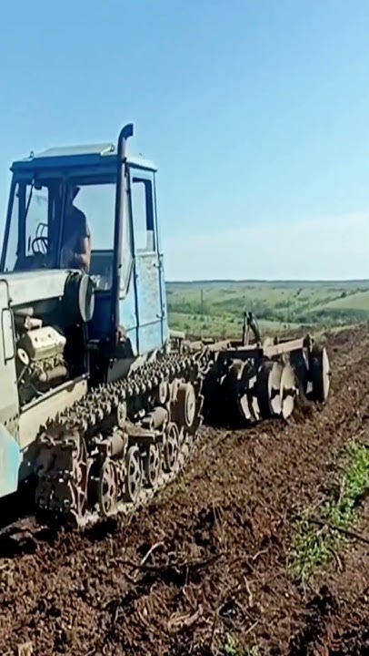 День на ферме дискование гусеничным трактором фермакрым трактор