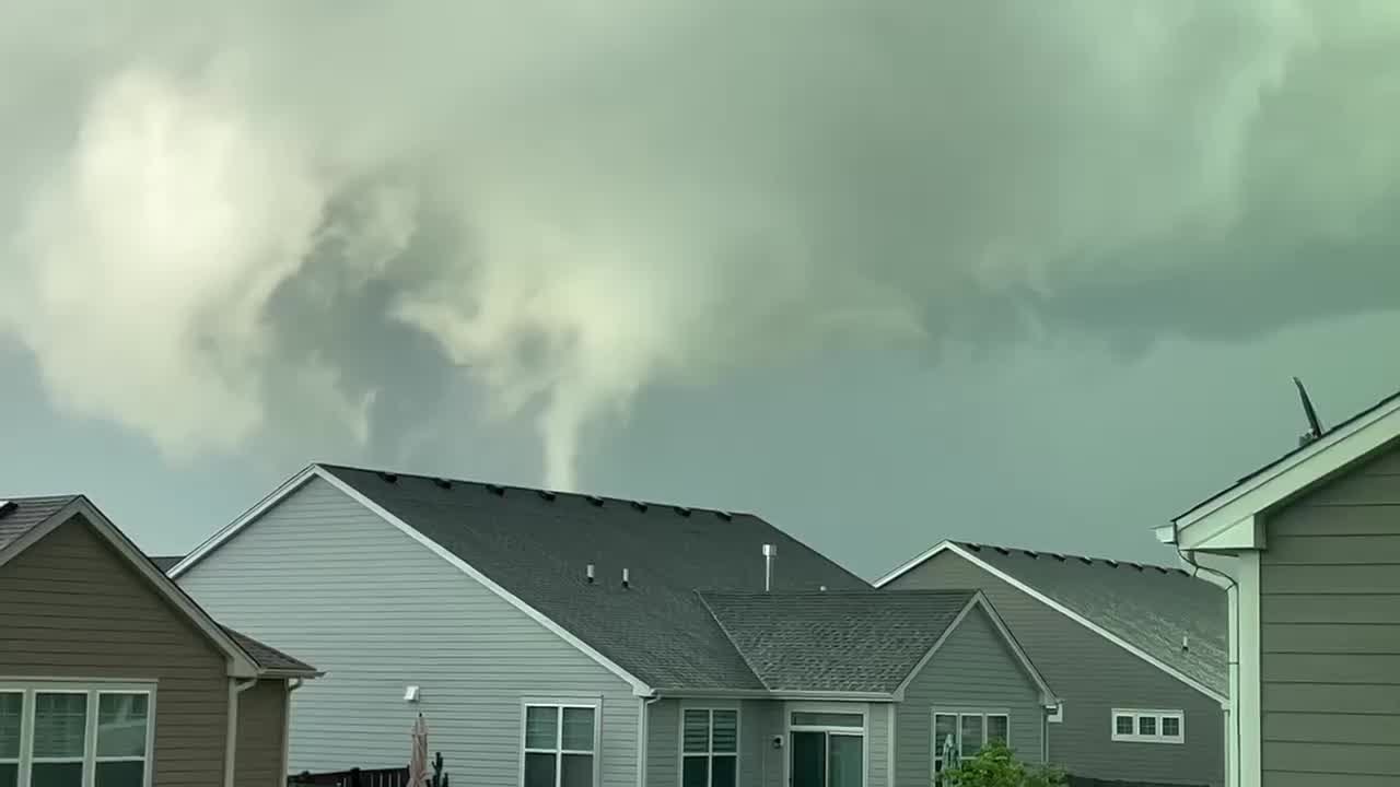 VIDEO: Viewer-sent video of a tornado in South Elgin - YouTube