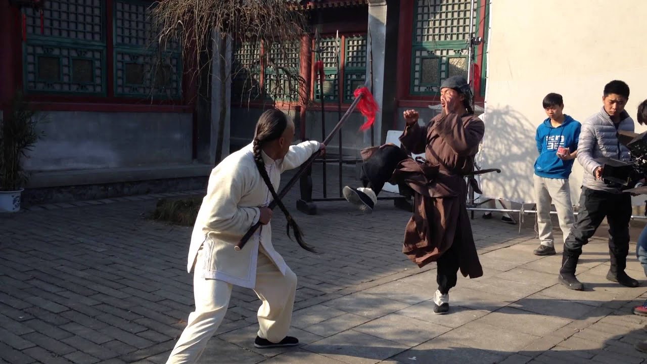 Maître LIANG Chao Qun dans un combat à la lance (tournage TV) - YouTube