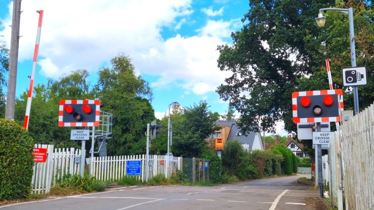 Shiplake Level Crossing, Oxfordshire - YouTube