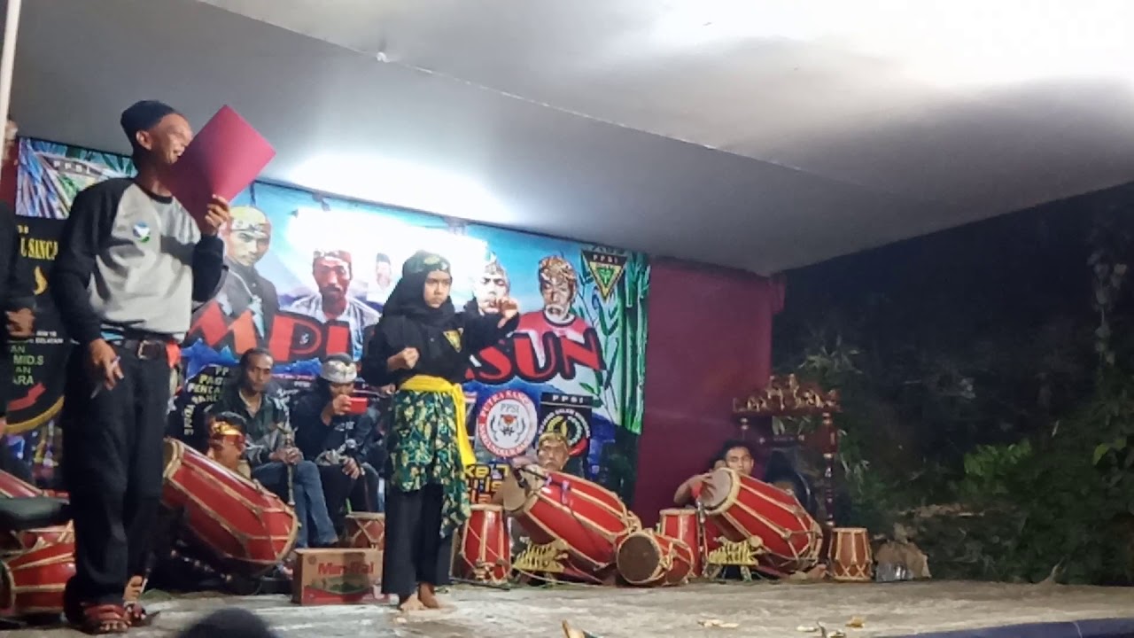 Tradisi Sunda (pencak silat) kampung adat cireundeu - YouTube