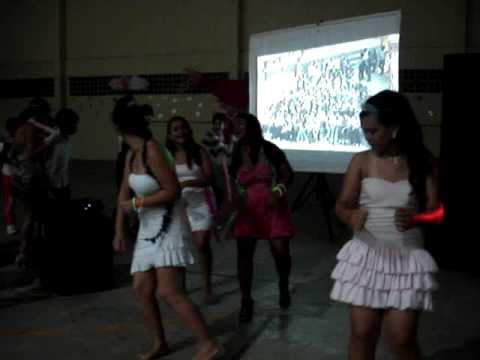 Juliana e suas Amigas dançando Liga da Justiça