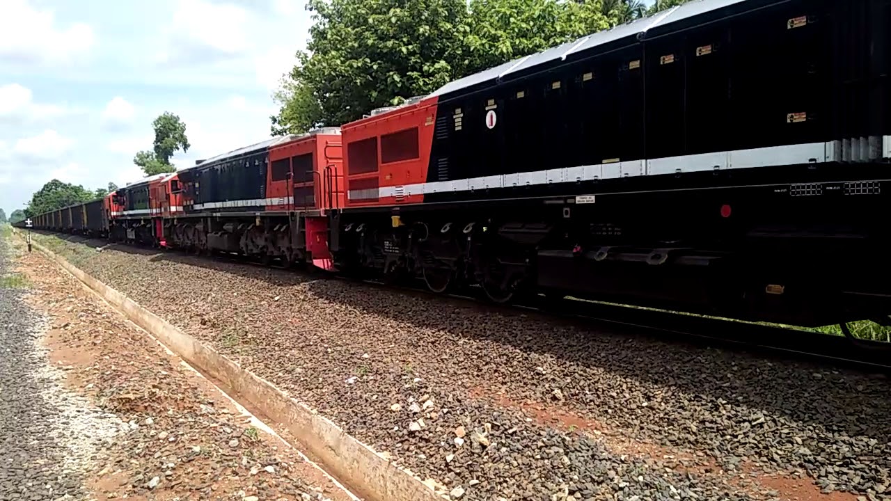 MOMENT EPIC!!! || TRIPLE TRAKSI LOKO CC 205 - YouTube