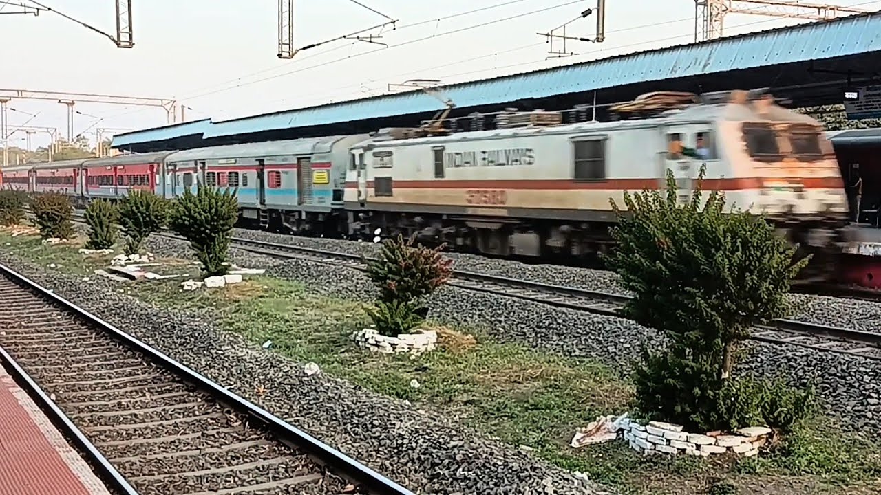 High Speed Legendary TAMIL NADU Express Is Overtake Gondwana Express On ...