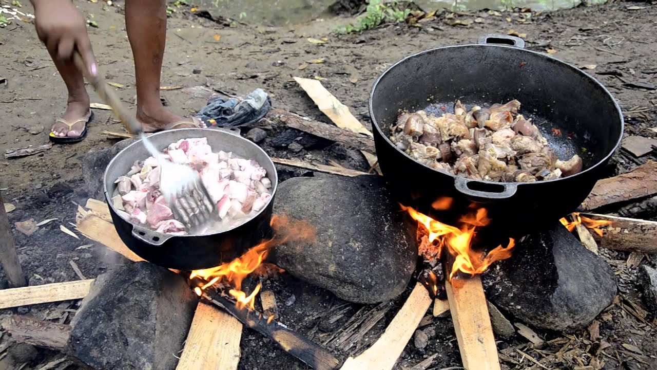 Dia cubano 🐷🌴 en el rio en Baracoa ️ , preparando una caldosa. Cubans ...
