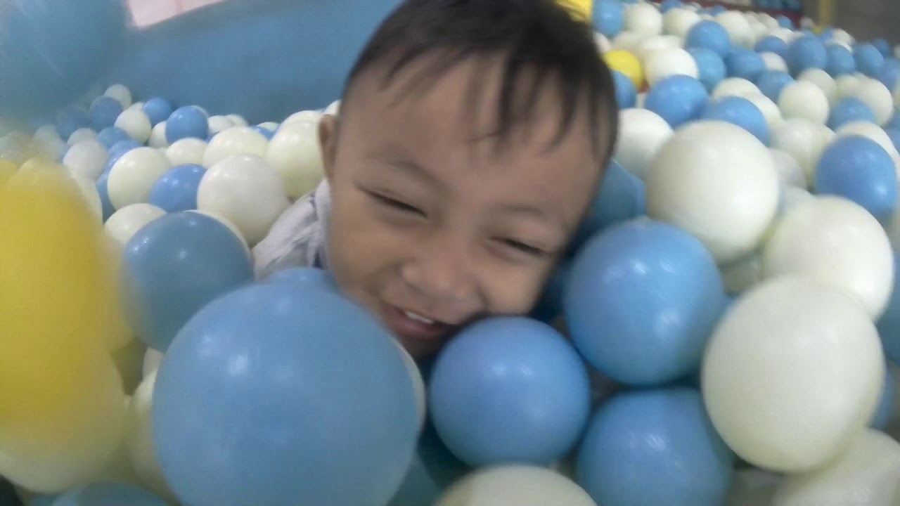BERMAIN MANDI BOLA - YouTube