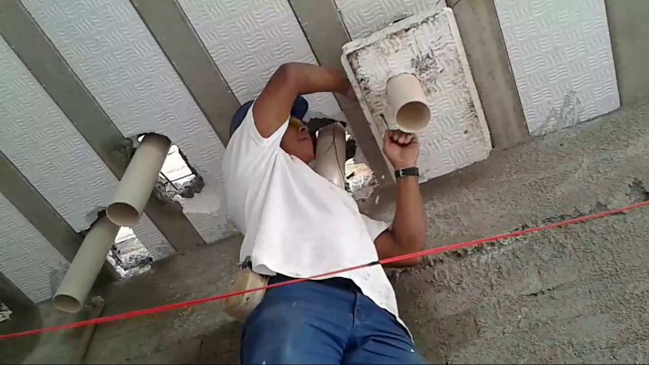 "Usando isopor para tampar buraco na laje e chumbar tubos de esgoto ...