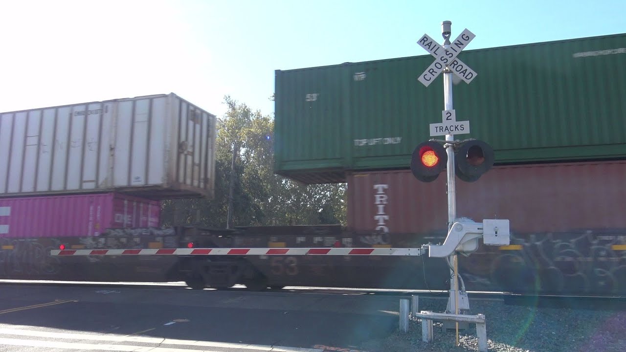 UP 6559 IG2OA Intermodal West, 3rd St. Railroad Crossing, West ...