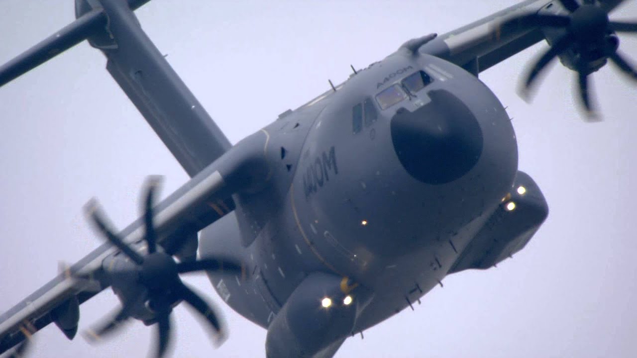 Jour 1 : Présentations en vol / Day 1: Flying display - YouTube