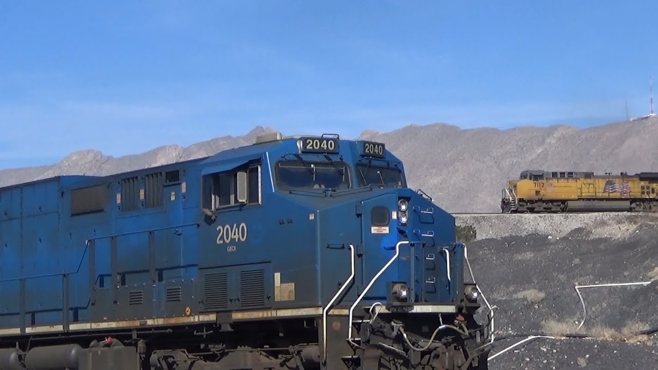 GECX DEMO LOCOMOTIVE 2040 sitting On Siding Meets UP AC4400CW On Bridge IIn El Paso TX 2-17-24 ...