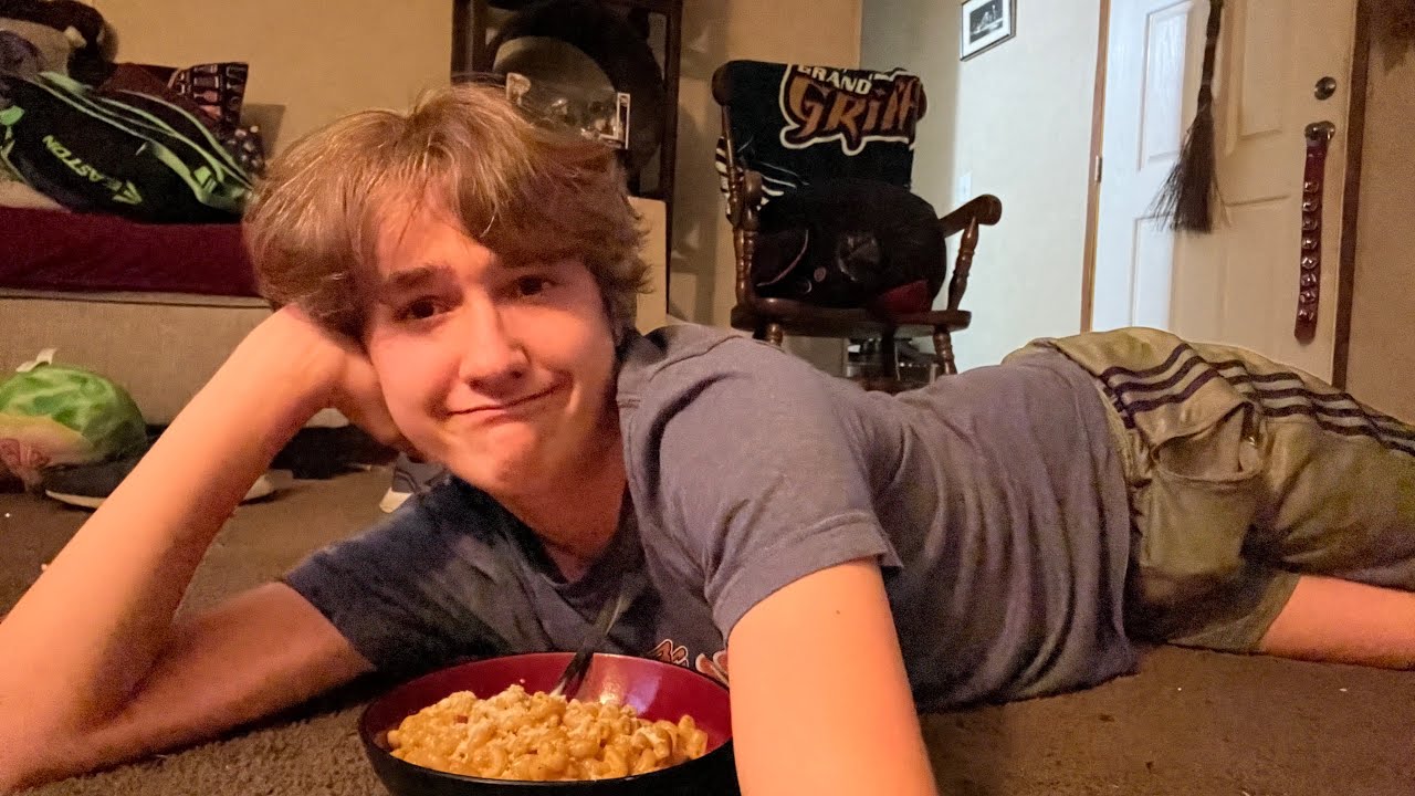 Making macaroni with a new phone to prove I can use new technology (no ...