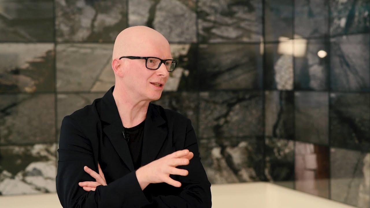 Sven Johne spricht über seine Werke in der Ausstellung »Passagen ...