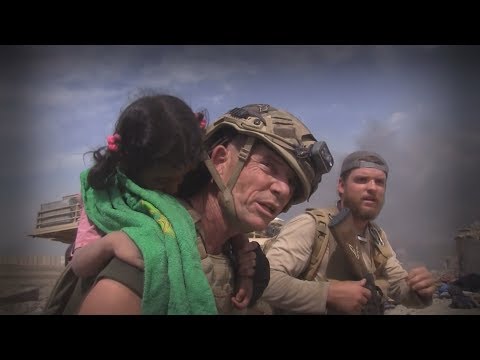 Mädchen im Leichen-Berg: Ex-Soldat rennt in Mossul durch Kugelhagel, um Kind zu retten