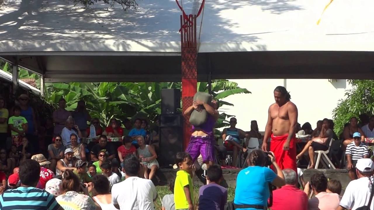 Heiva I Tahiti 2016 Women's stone lifting competition - YouTube