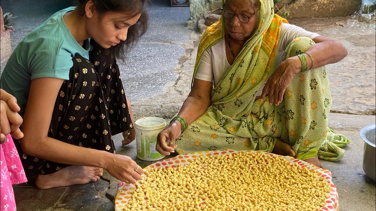 उड़त मूंग की साविस्ट वड़ी | Dadi ki special secret recipe making ...