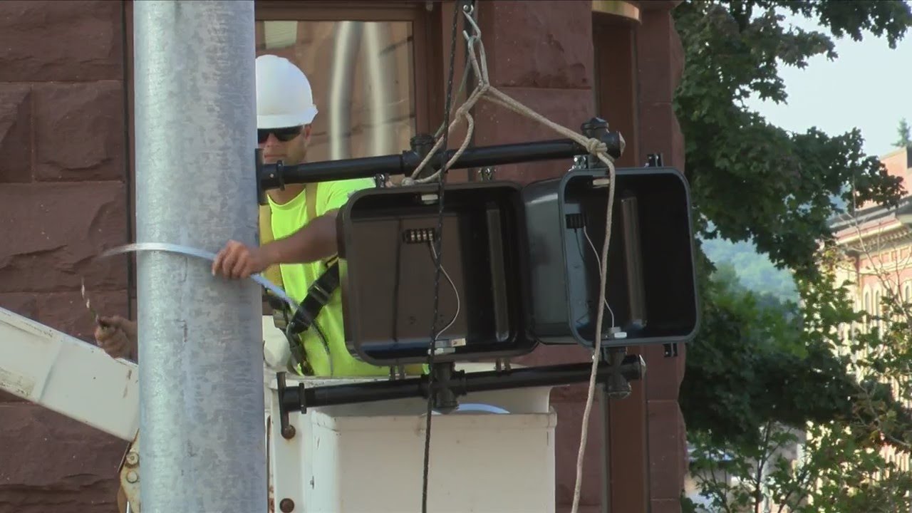 Traffic signal upgrades across Marquette - YouTube