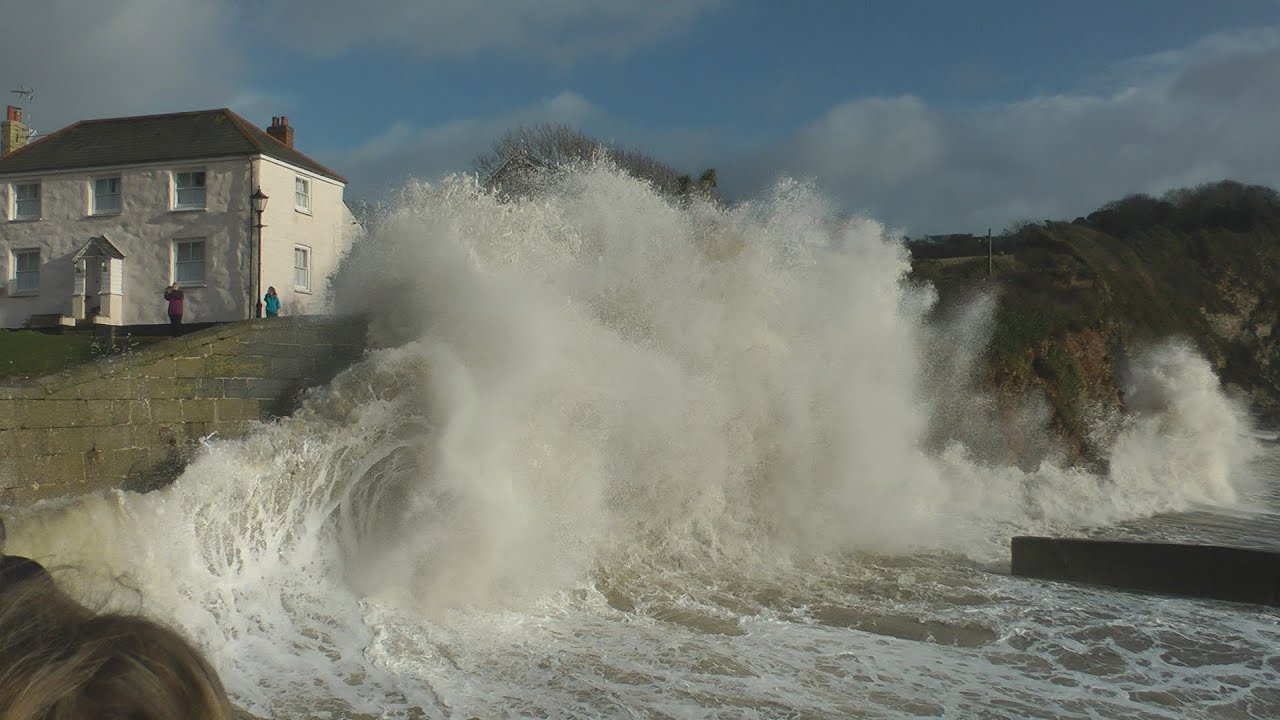 Storm 2014 - large waves pummel Cornwall - YouTube