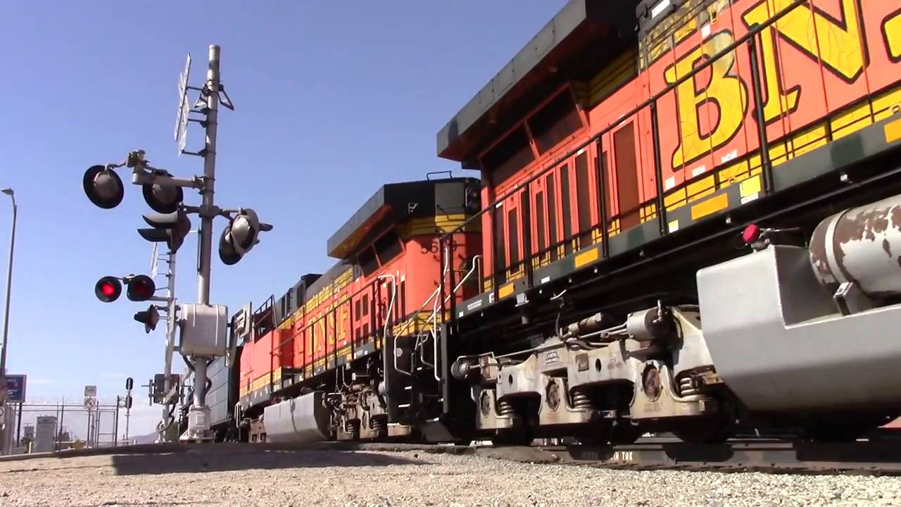 BNSF Leads Santa Fe 3751 home!! - YouTube