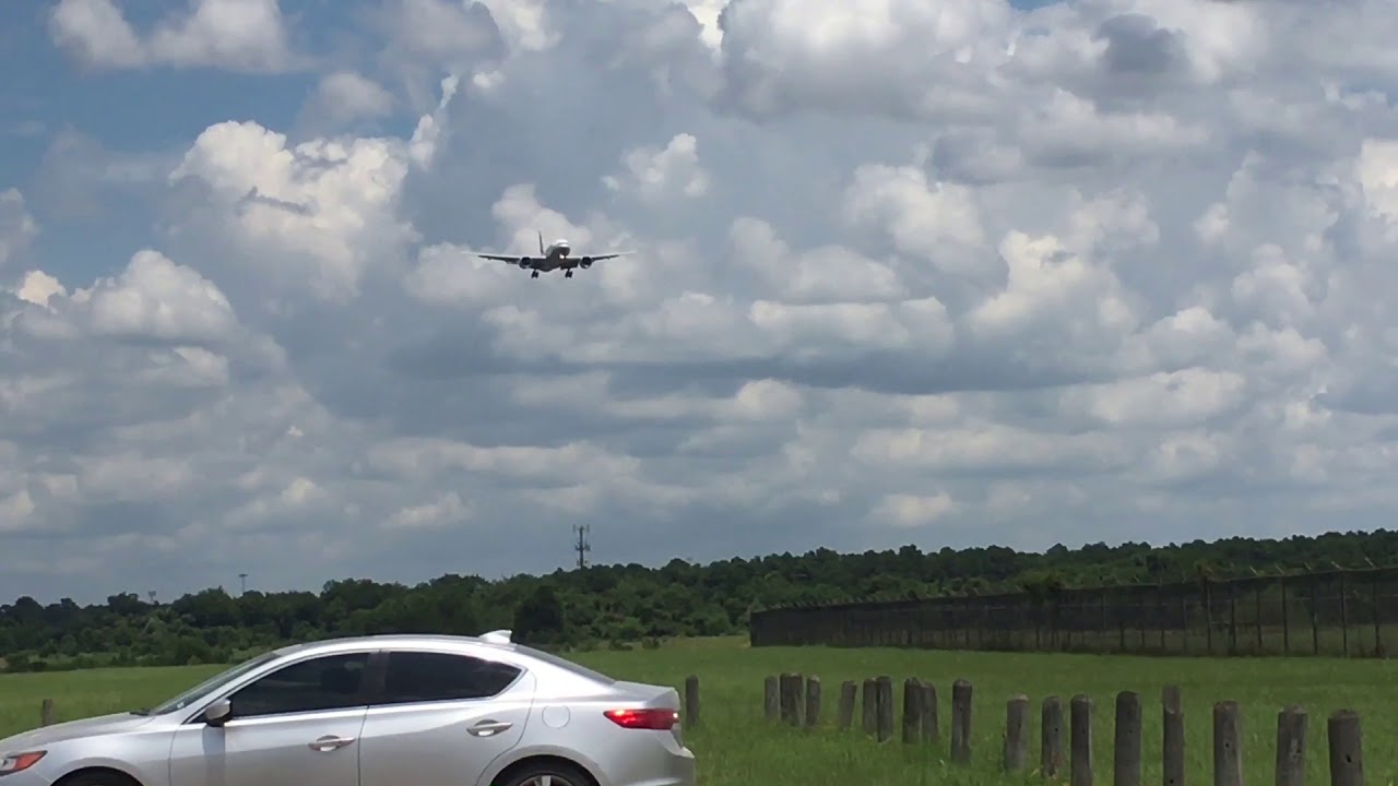 United 777 landing in Houston - YouTube