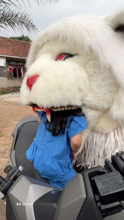 Gadis cantik lagi duduk di motor di makan macanan - YouTube