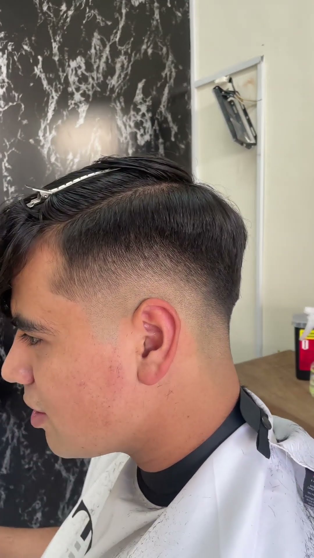 Desvanecido en v pulido. #fade #barber - YouTube