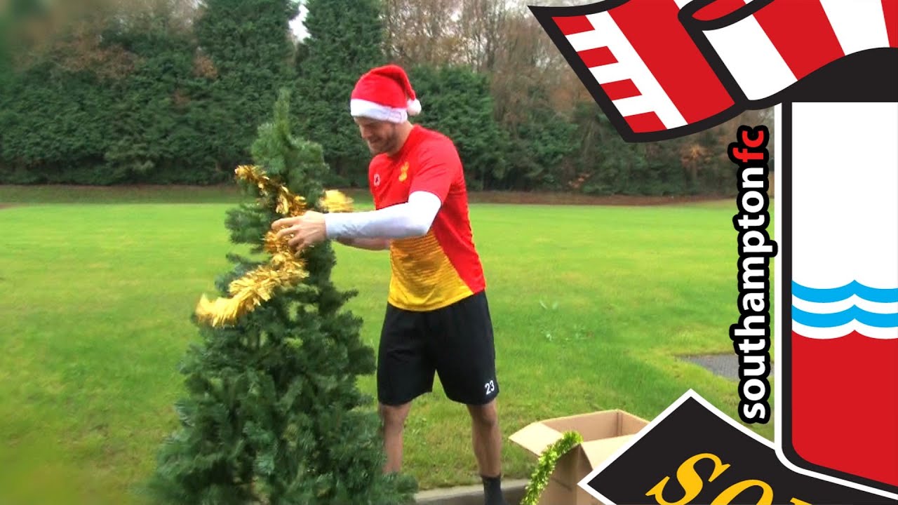#SaintsXmas | Forster vs Davis - 60-second Christmas tree challenge ...