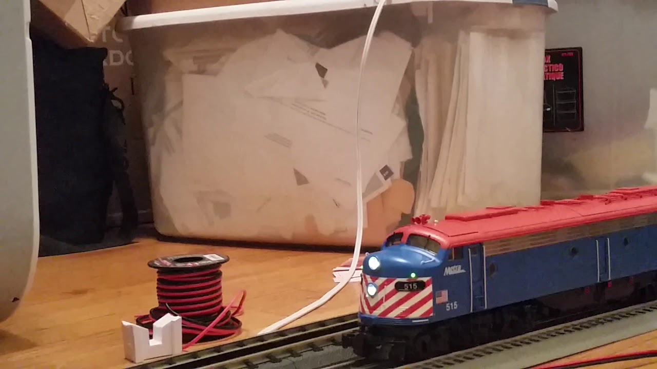 Testing my MTH Metra E-8 on the program track. - YouTube