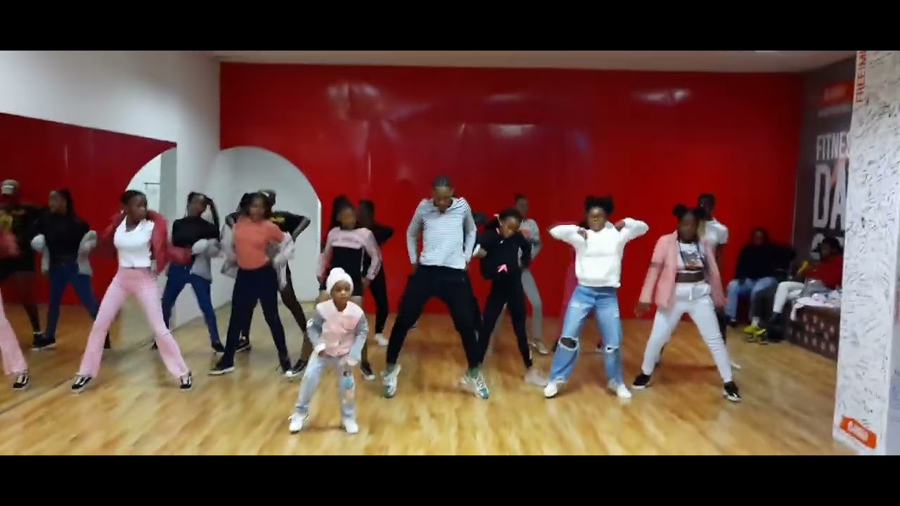 Kiddies Dance Class Slahla Mathende ft mello and sleazy - YouTube