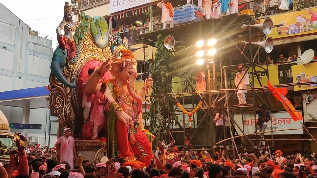 Bal Ganesh Cha Ballaleshwar Pushpa Vrushti 😍 | Ballaleshwar Ganpati ...