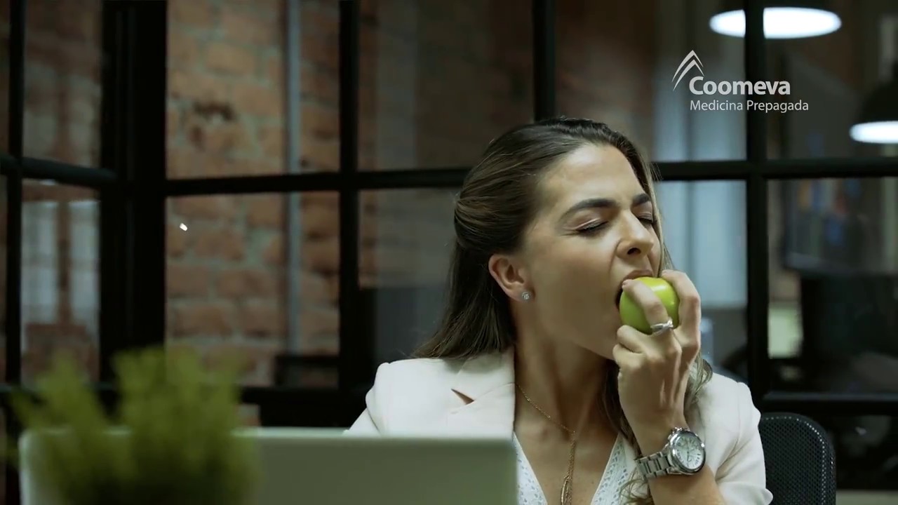 Cuidarte es quererte: comer una manzana al día reduce el colesterol - YouTube