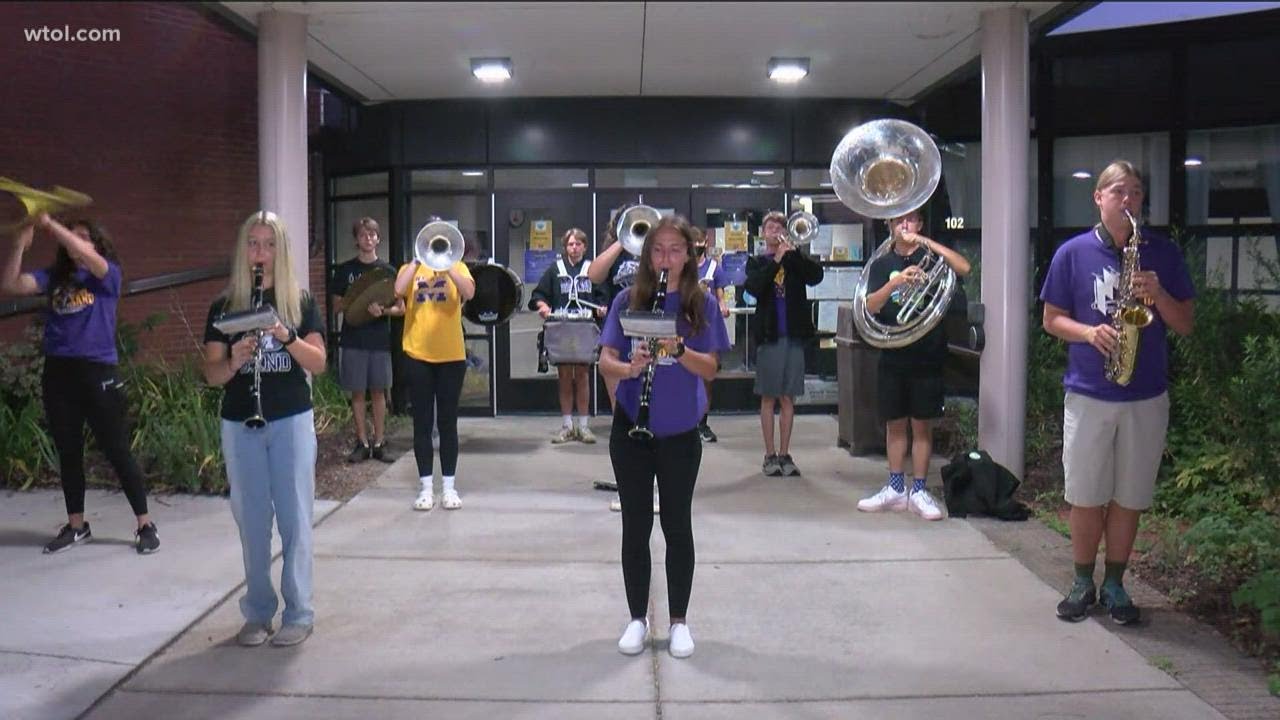Maumee Marching Band plays on WTOL 11 - YouTube