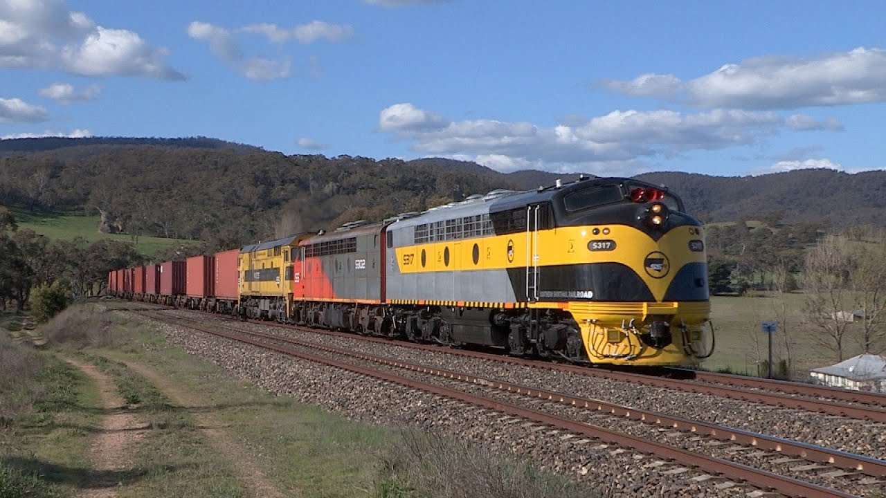 Streamliner diesel locomotives S317 & S302 working with BRM001 & 44206 ...