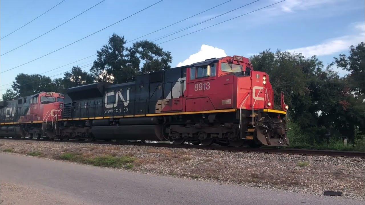 CN 8913, CN 2276 leads CN 515 through Reserve, LA - YouTube
