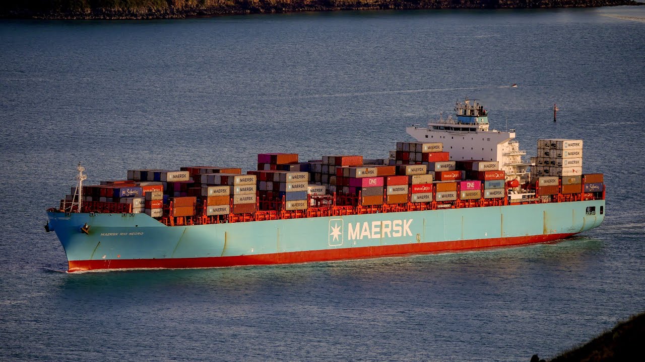 Maersk Rio Negro departing Lyttelton - YouTube