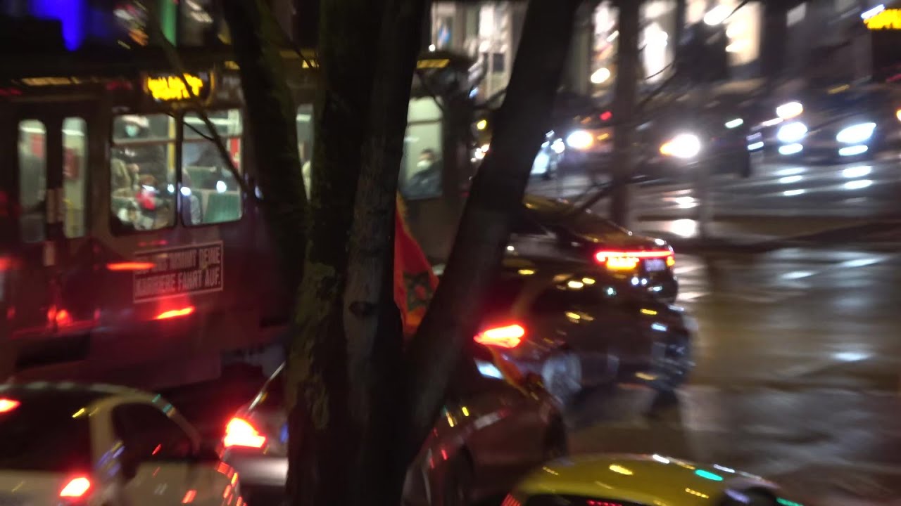 Beinaheunfall zwischen Stadtbahn/PKW wegen U-Turn bei Korso nach ...