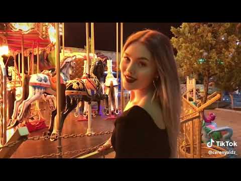 Bu gülüşün altında bir enkaz var