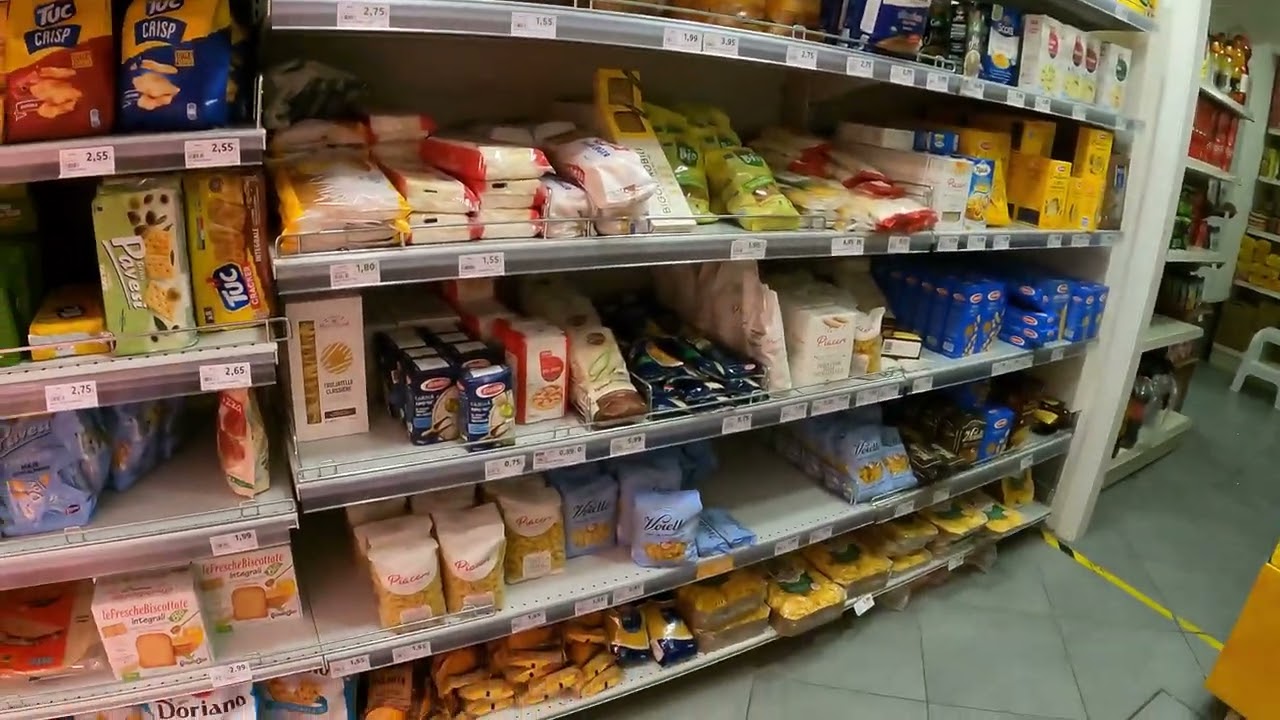 IRL Night walking ! Shopping at an Italian grocery store in Venice ...