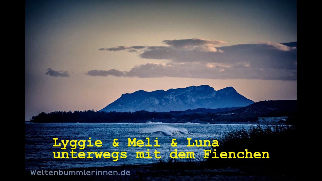Lunas erstes Baden im Mittelmeer - YouTube