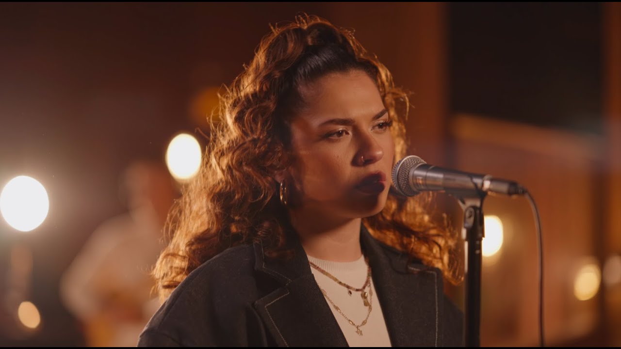 Naë - Plume (Clip officiel) - YouTube