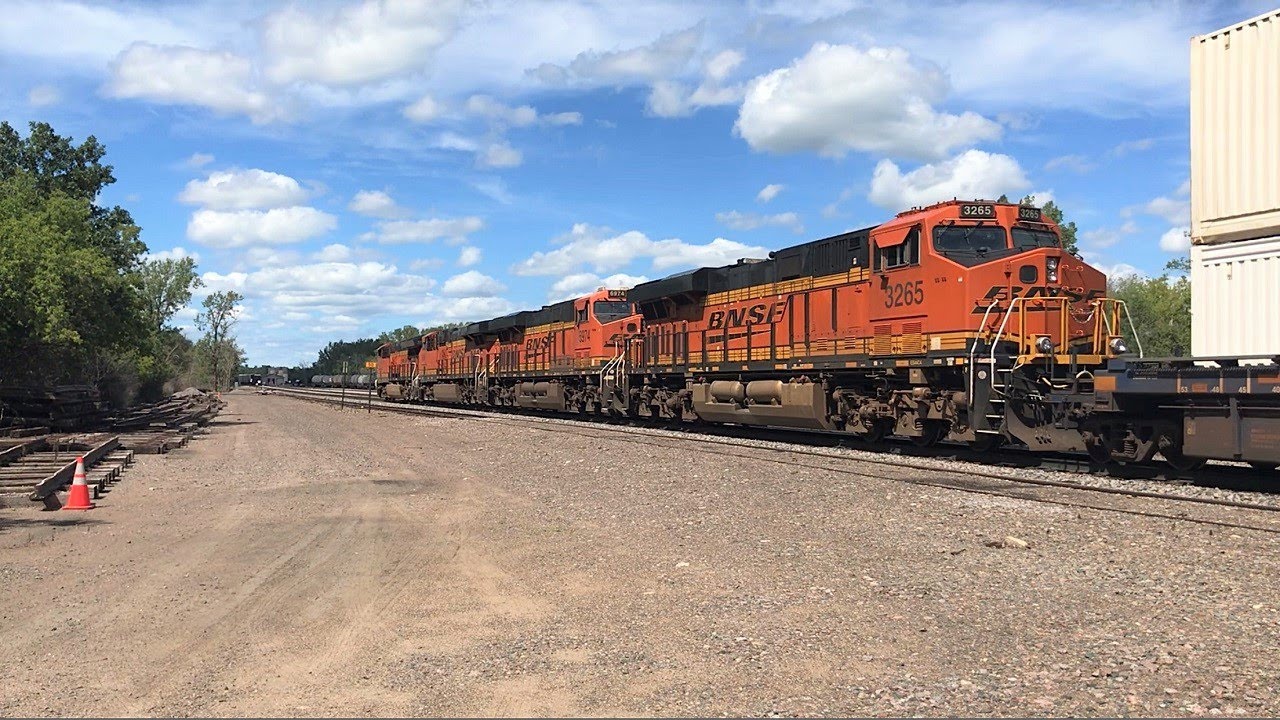 BNSF Intermodal Freight Train Rolling Through the BNSF Yard - YouTube